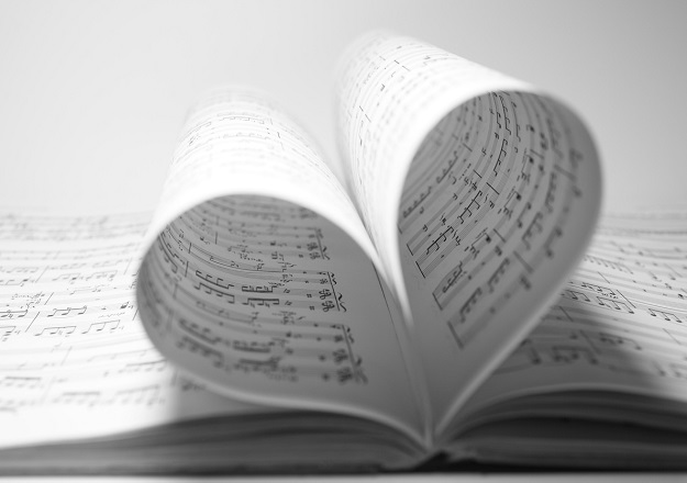 Artist revives singing telegram with a modern twist - Blog | Western Union